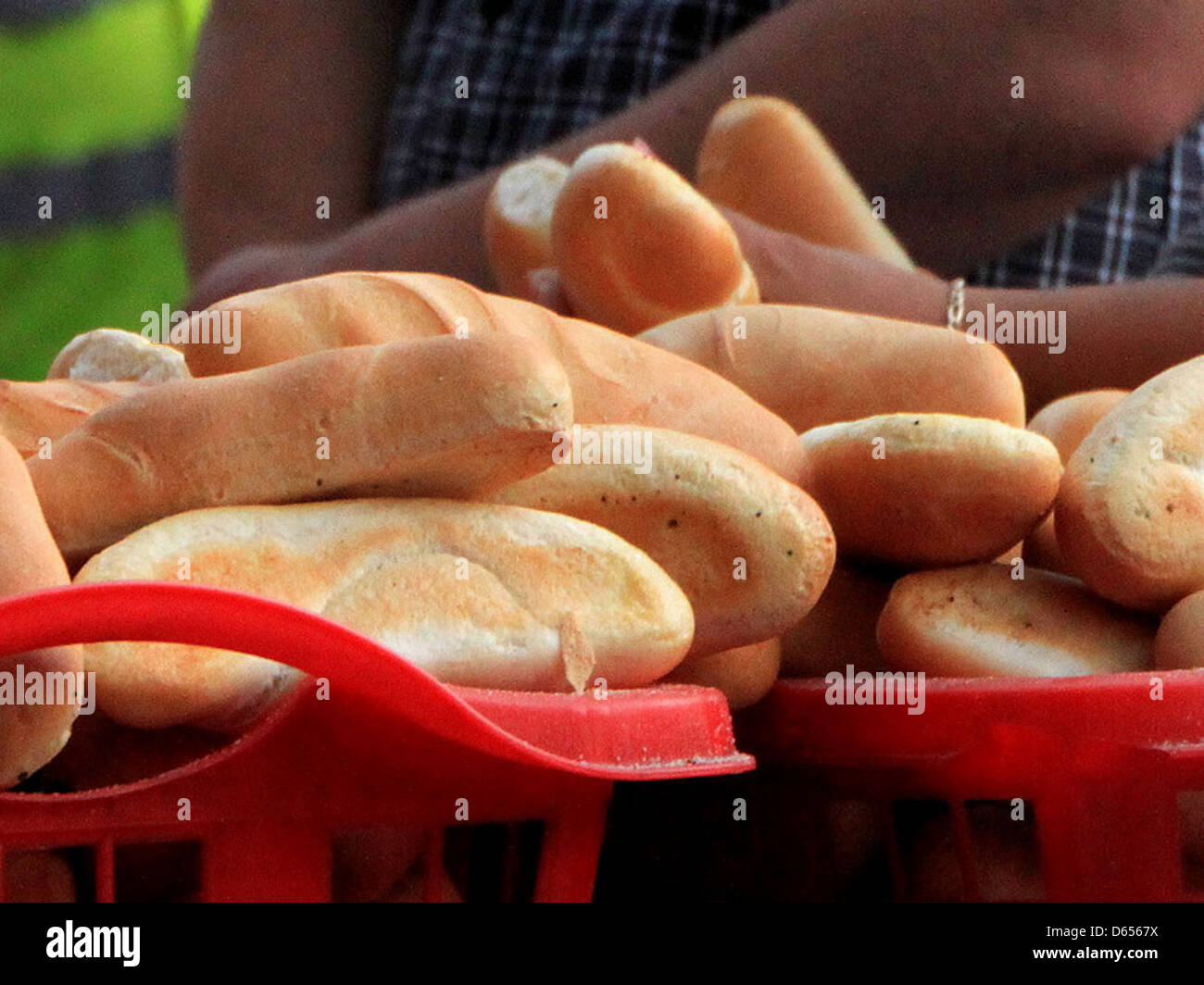 People-Buying-Bread-in-the-Market IMG 4697 cr Stock Photo - Alamy