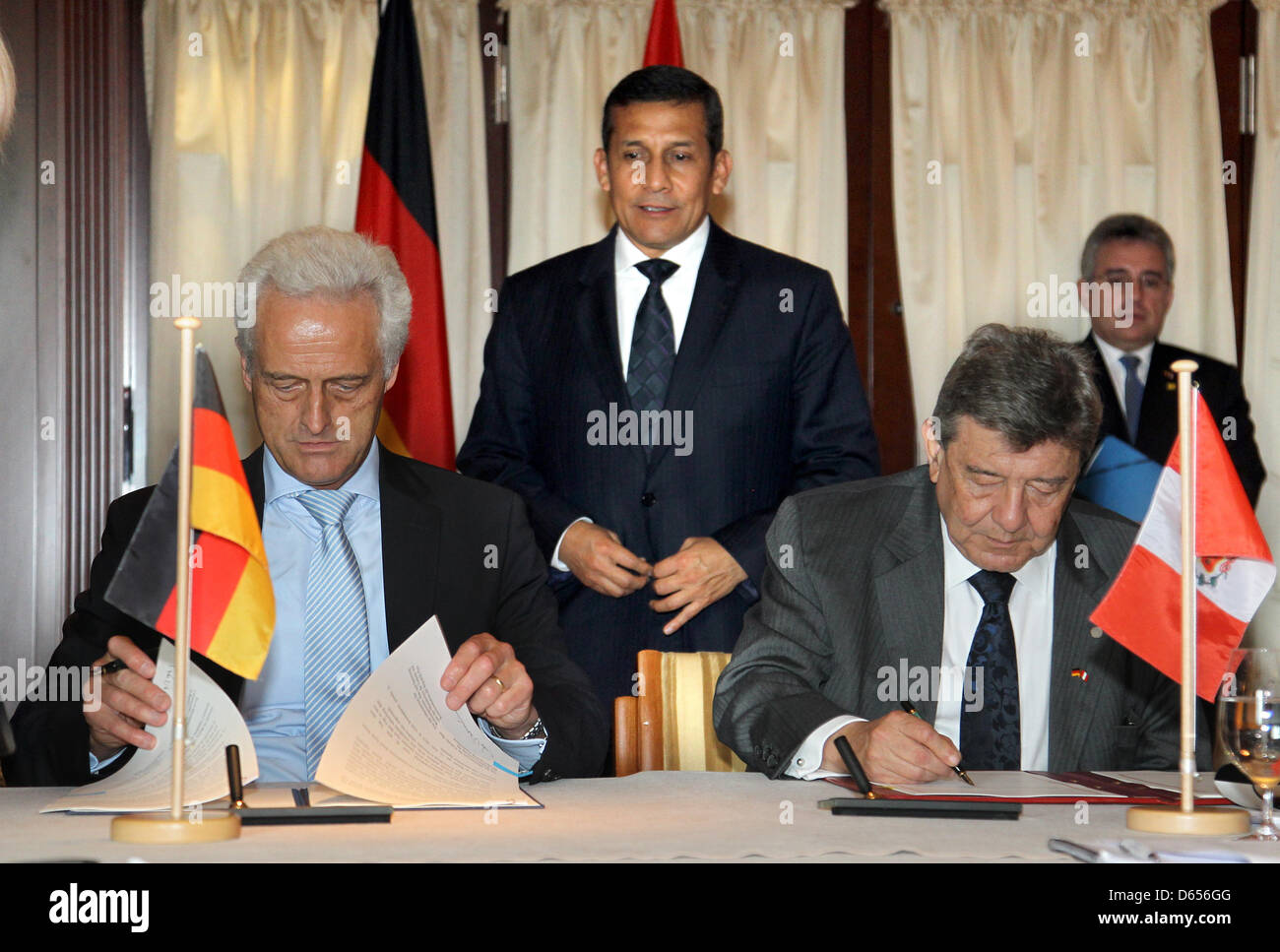German Minister of Transport, Peter Ramsauer (CSU, L) and Peru's ...