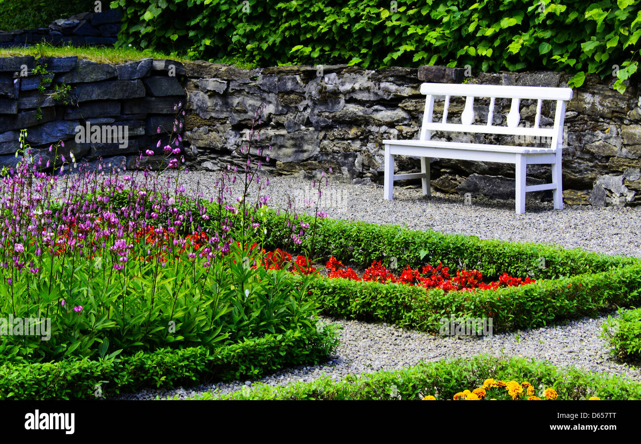 Lone bench hi-res stock photography and images - Alamy