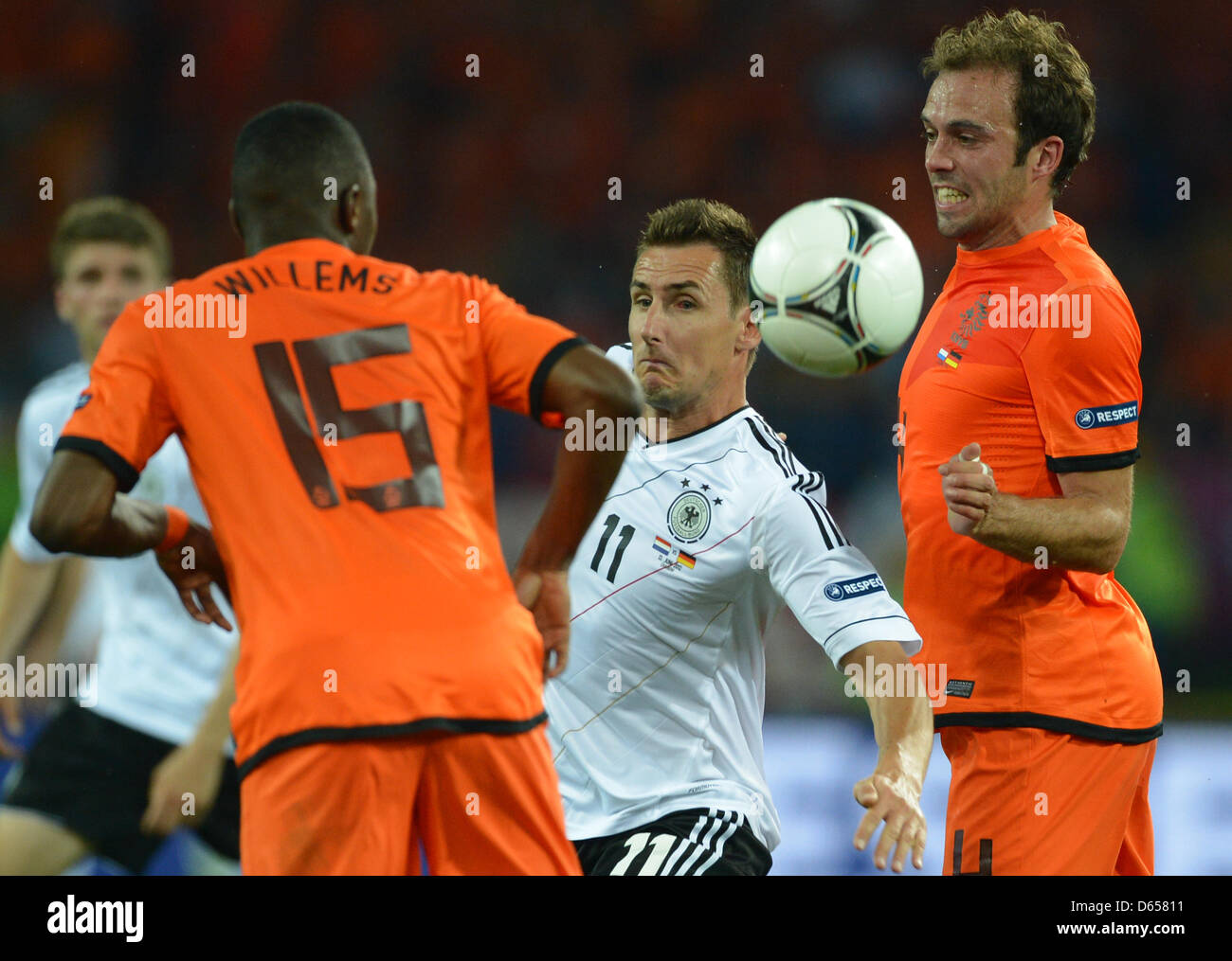 The Netherland's Jetro Willems (L) and Joris Mathijsen (R) vie with ...