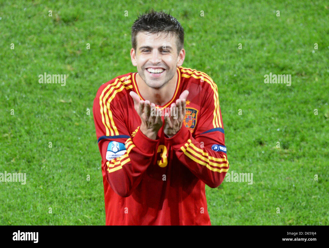 Gerard pique kiss hi-res stock photography and images - Alamy
