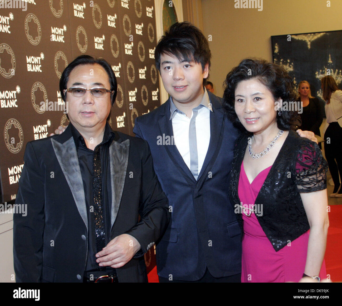 Chinese star pianist Lang Lang (m) poses with his parents during the ...