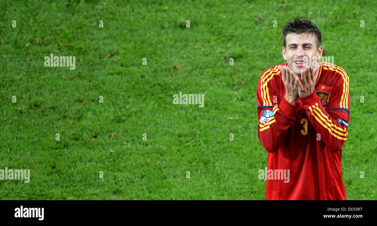 Gerard pique kiss hi-res stock photography and images - Alamy