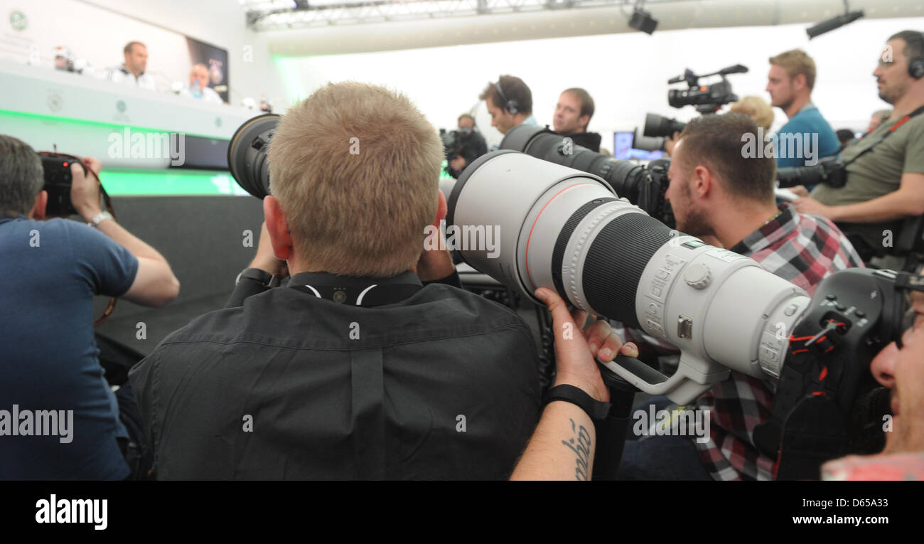 Photographers take pictures during a press conference of the German ...