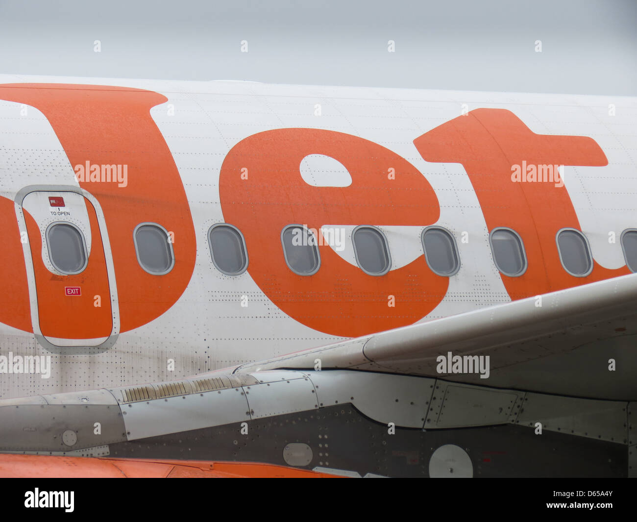 EASY JET PLANE AT LUTON AIRPORT Stock Photo - Alamy