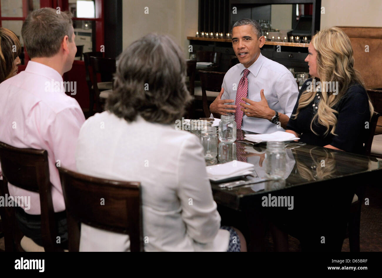 United States President Barack Obama sits down to lunch with supporters ...