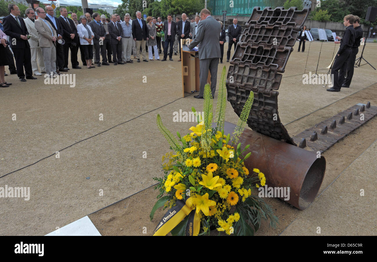 Inhabitants and guests commeorate the victims of the popular uprising ...