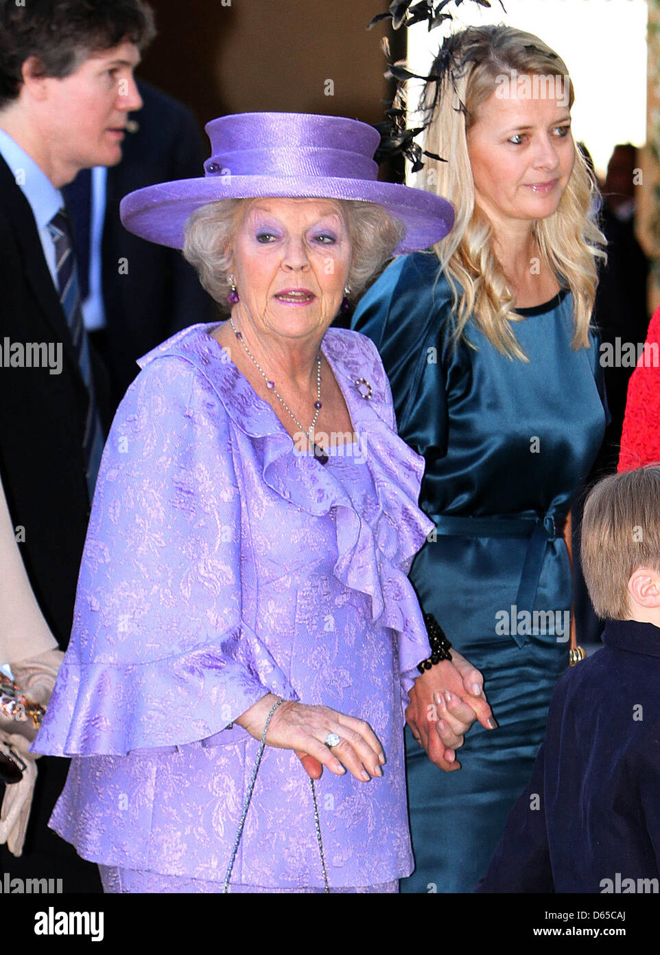Dutch Queen Beatrix (L) and Princess Mabel Wisse Smit (R) attend the ...
