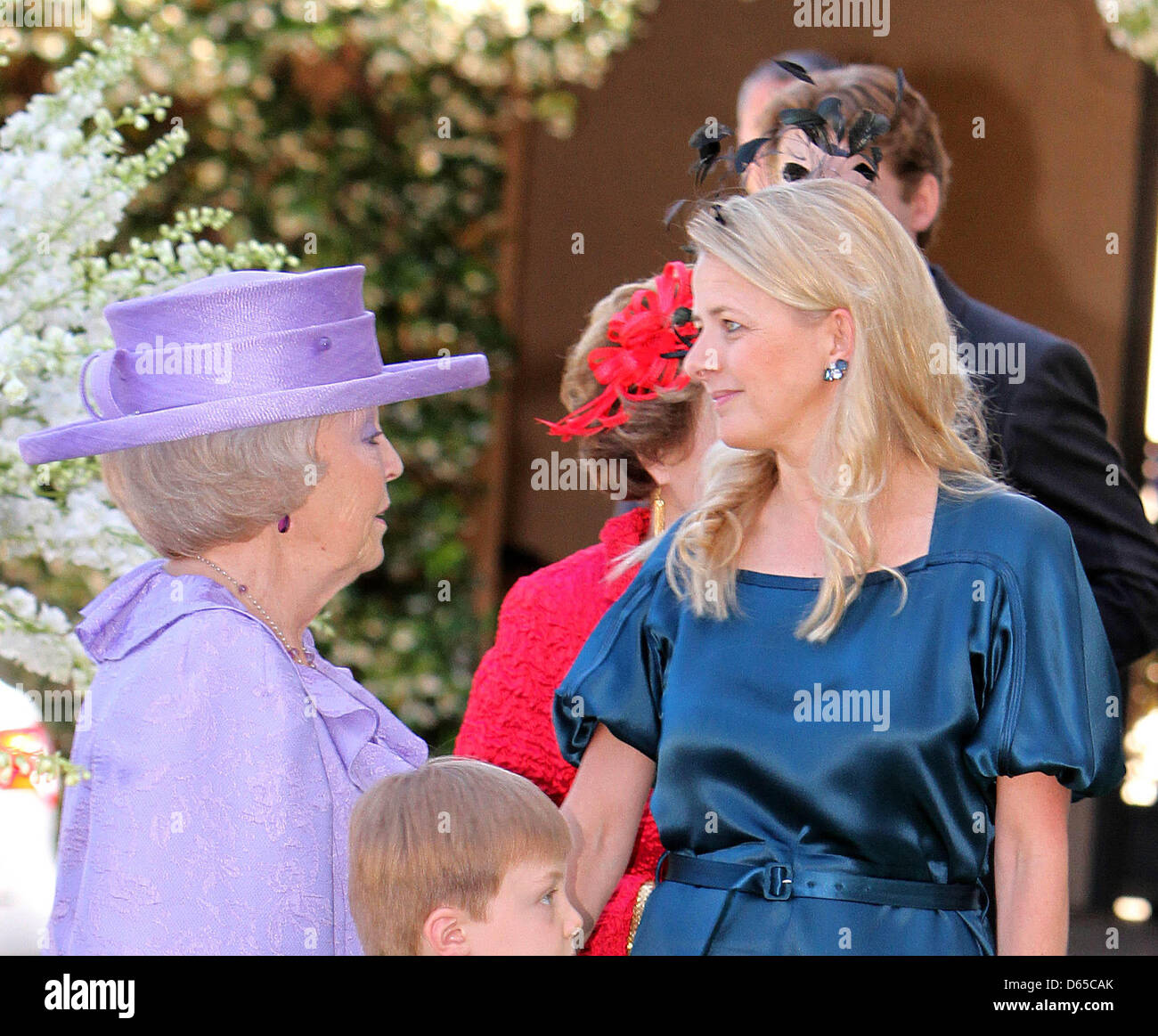 Dutch Queen Beatrix (L) and Princess Mabel Wisse Smit (R) attend the ...
