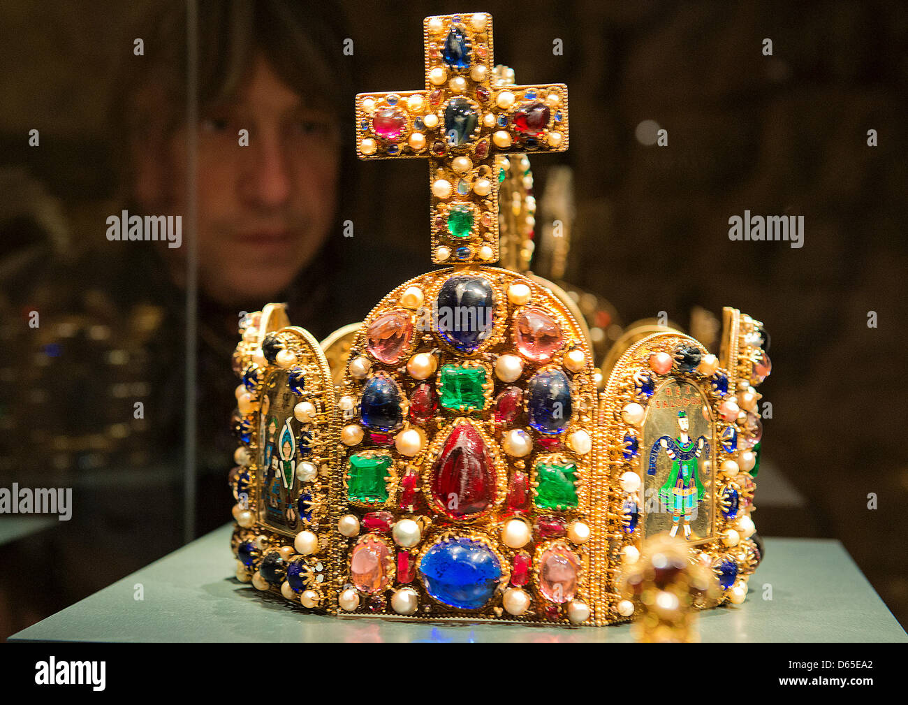 A replica of the crown worn by German kings is on display at Historical ...