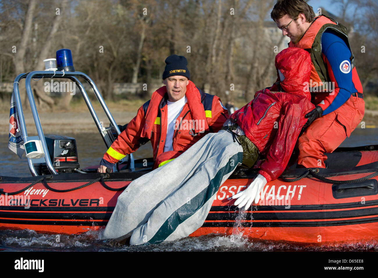 Rescue forces of the Fire Department, the German Red Cross (DRK) and ...