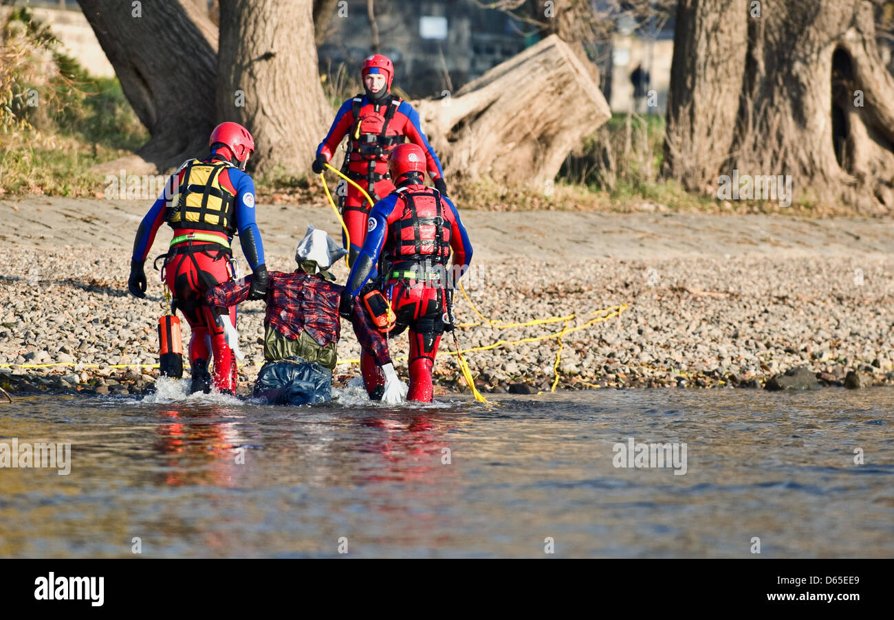 Rescue forces of the Fire Department, the German Red Cross (DRK) and ...