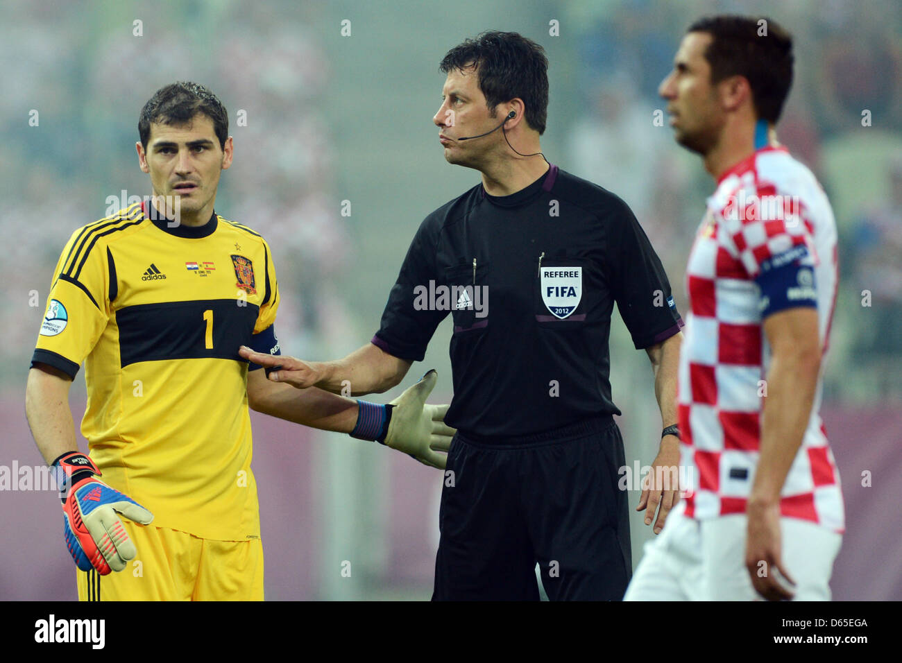 German referee Wolfgang Stark (C), talks to Spanish goalkeeper Iker ...