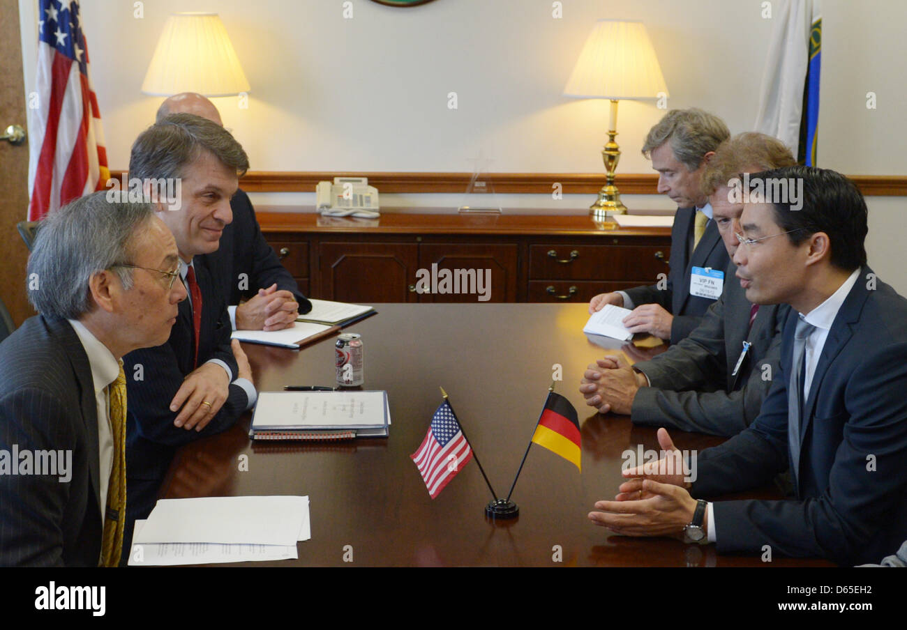 Bundeswirtschaftsminister Philipp Rösler (r, FDP) und US ...