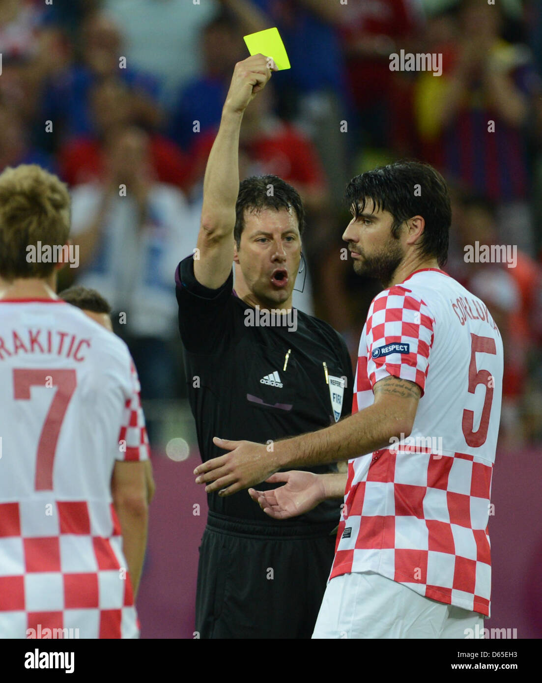 German referee Wolfgang Stark shows the yellow card to Coratia's Vedran ...