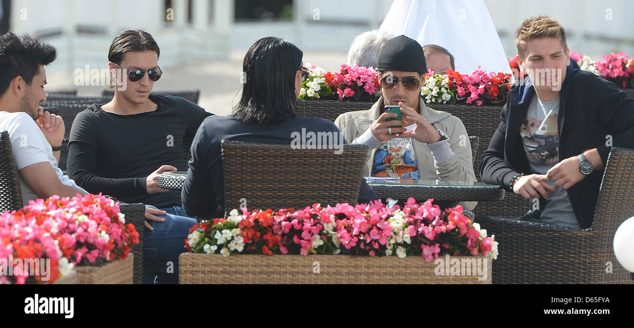 Germany's Ilkay Guendogan (L-R), Mesut Oezil, goalkeeper Tim Wiese ...