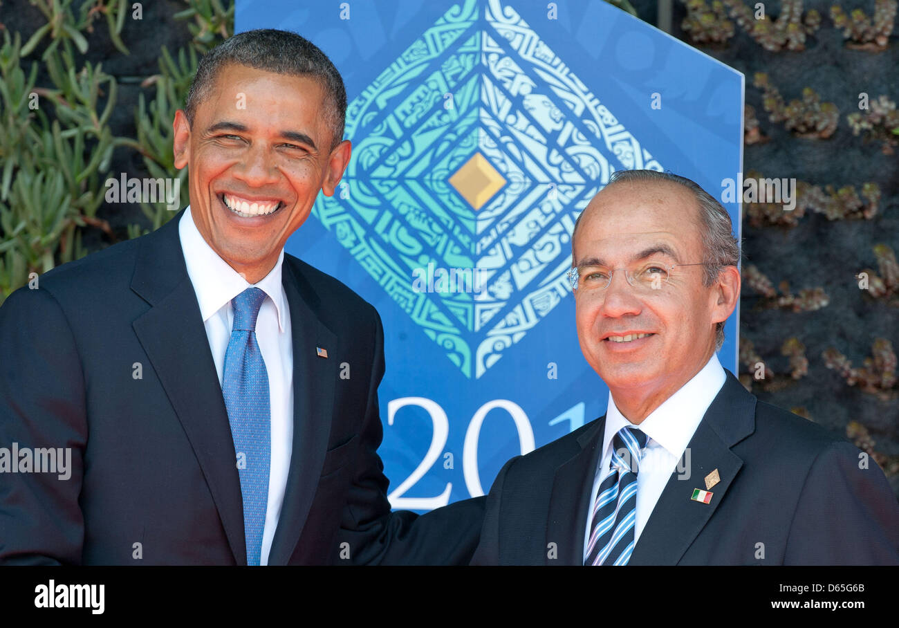 Mexican President Felipe Calderon (R) and US President Barak Obama ...