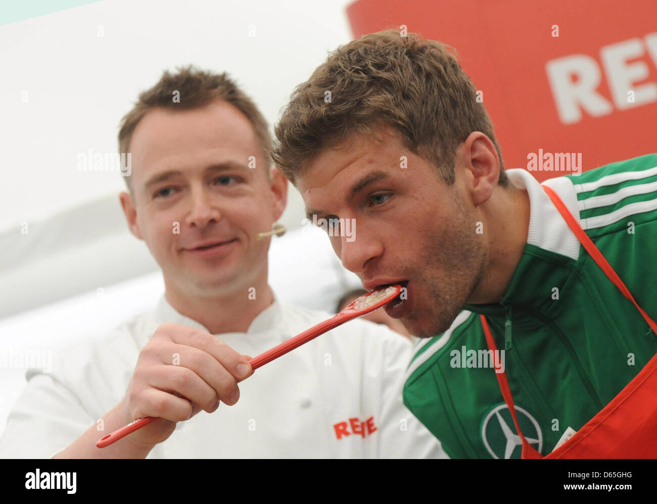 Germany's national soccer player Thomas Mueller (R) and Holger ...