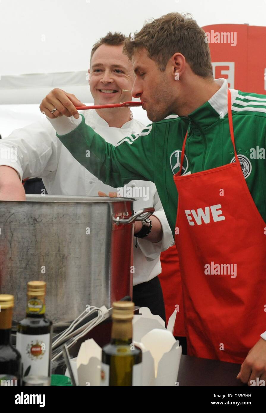 Germany's national soccer player Thomas Mueller (R) and Holger ...