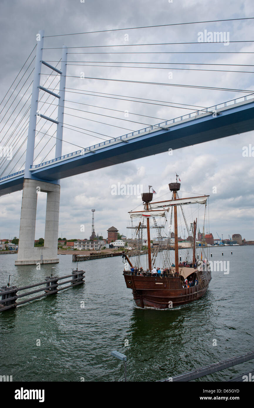 The Hansa ship "Lisa von Luebeck" sails through the port of Stralsund ...