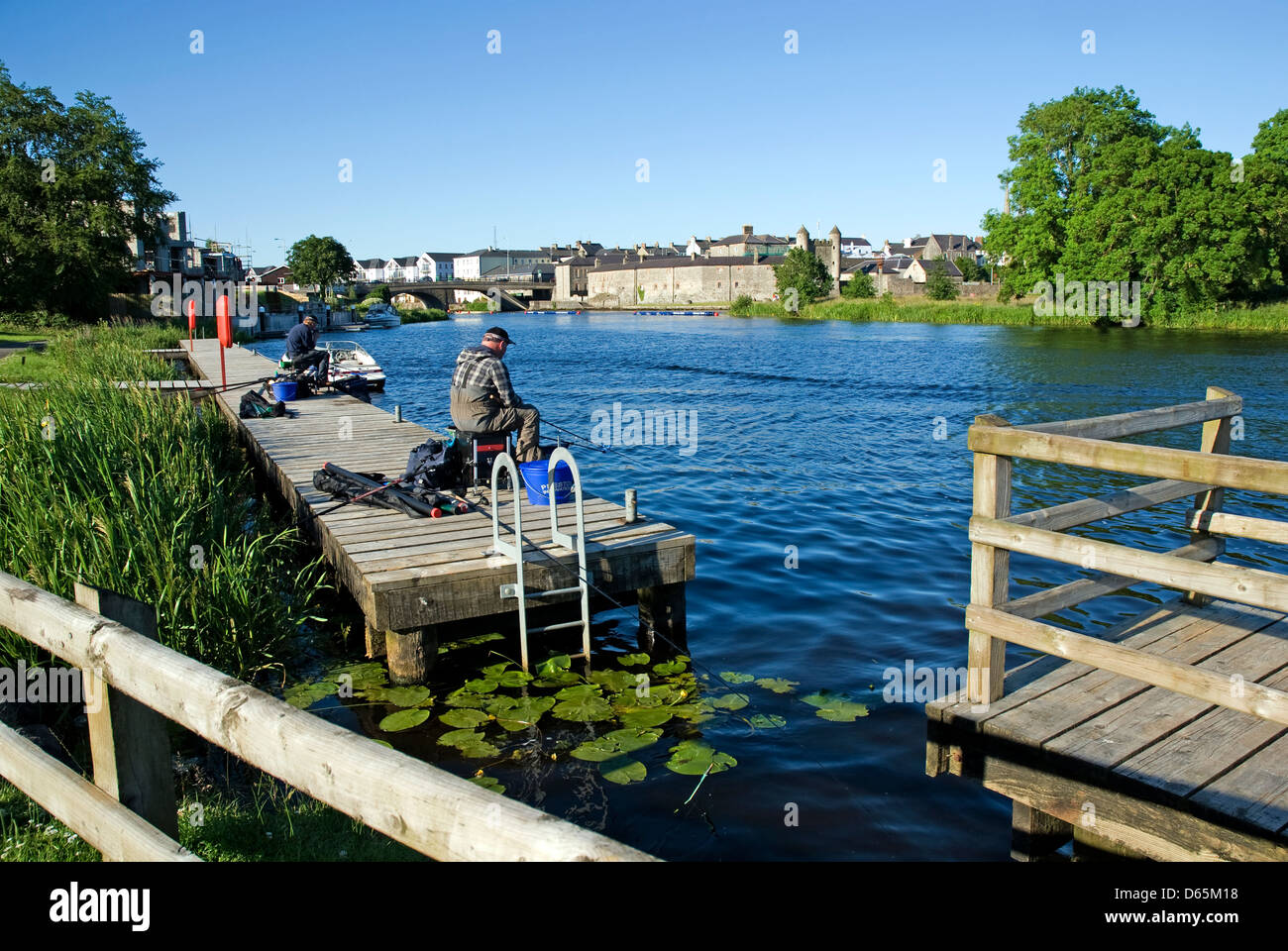 Castle watergate hi-res stock photography and images - Alamy