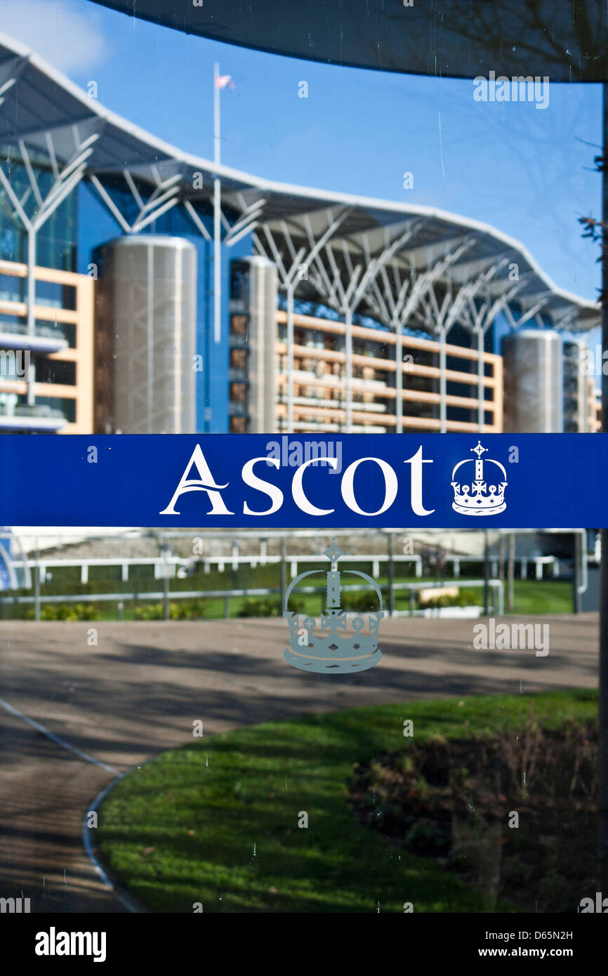 Grandstand royal ascot racecourse hi-res stock photography and images ...