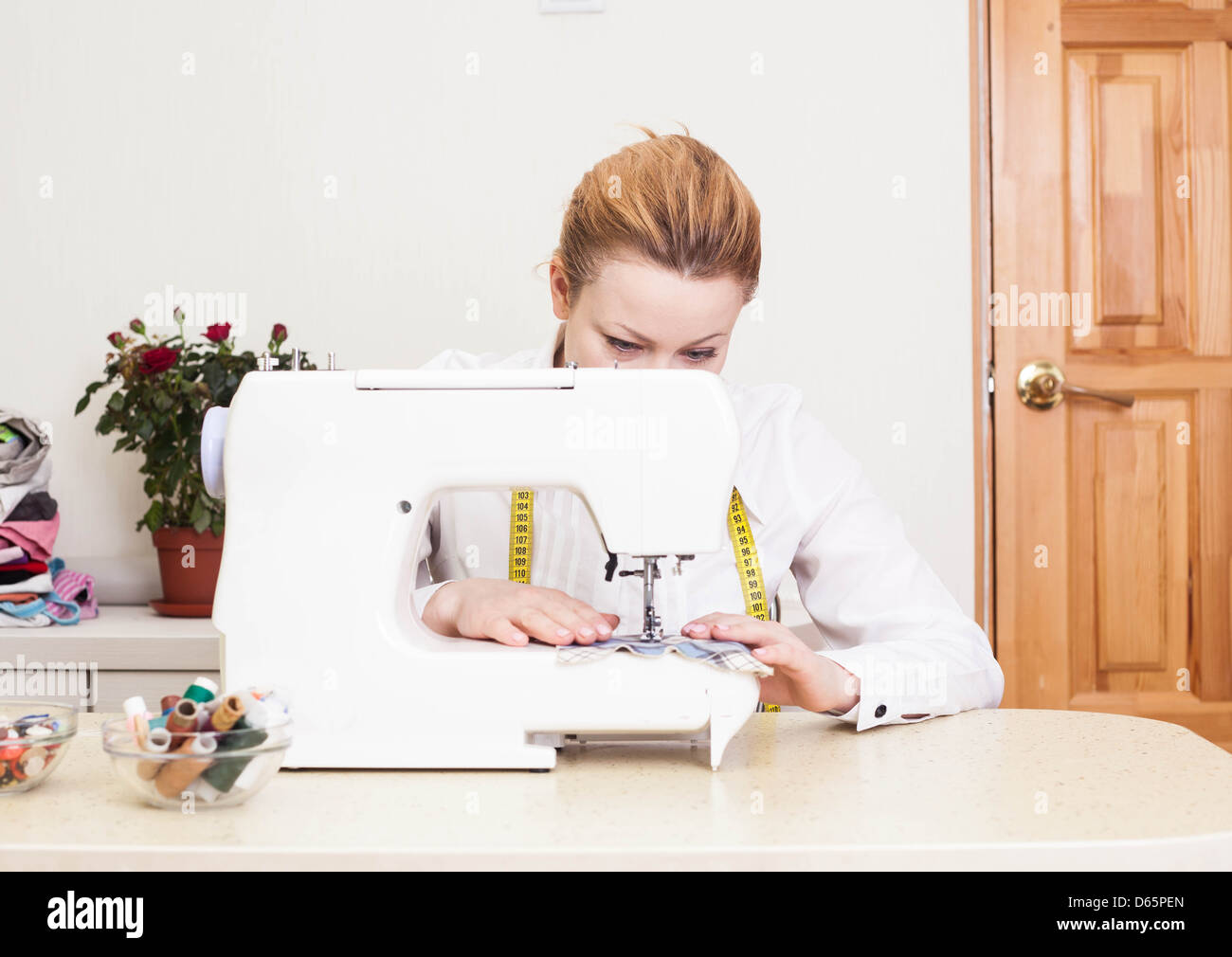 A sewer working on the sewing machine Stock Photo - Alamy
