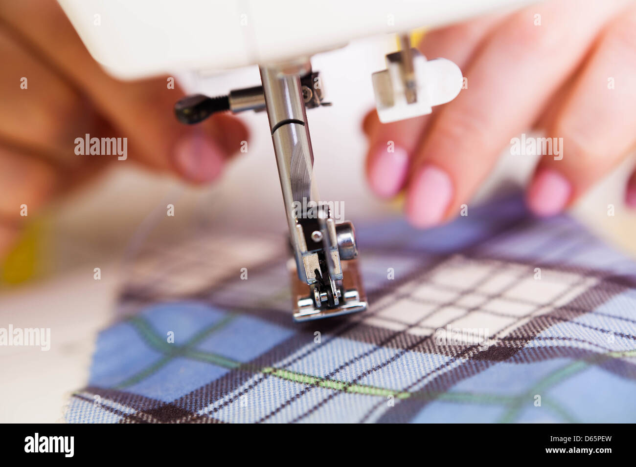 A sewer working on the sewing machine Stock Photo - Alamy