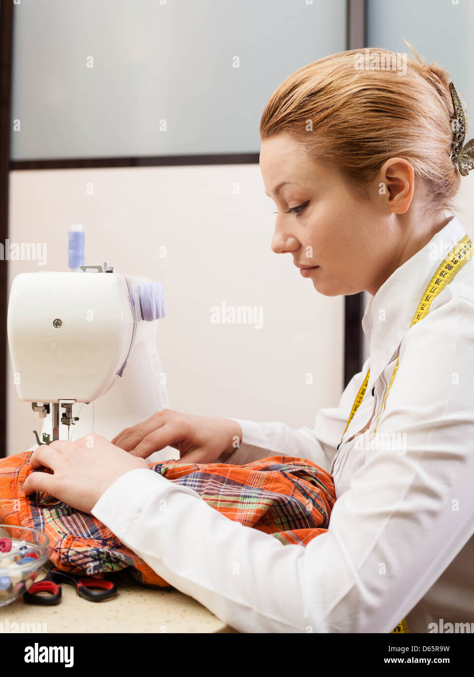 A sewer working on the sewing machine Stock Photo - Alamy