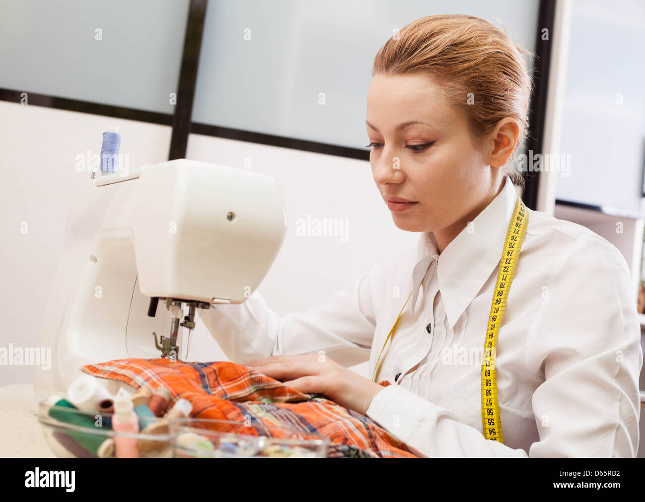 A sewer working on the sewing machine Stock Photo - Alamy