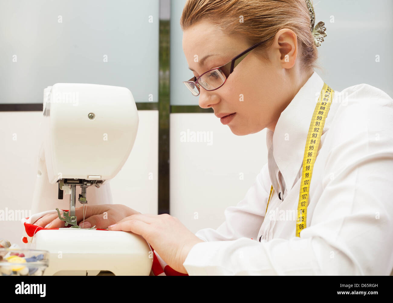 A sewer working on the sewing machine Stock Photo - Alamy
