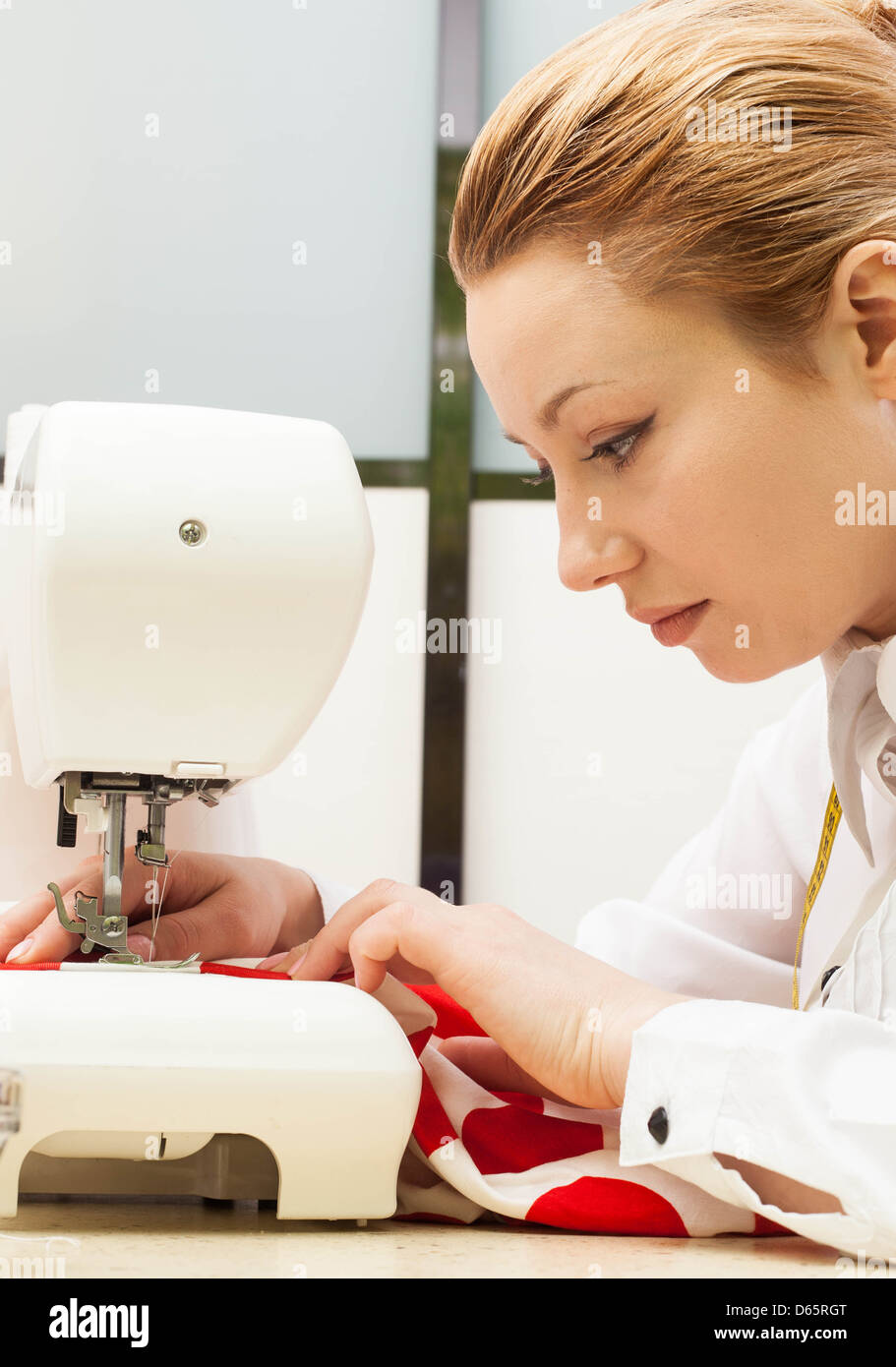 A sewer working on the sewing machine Stock Photo - Alamy