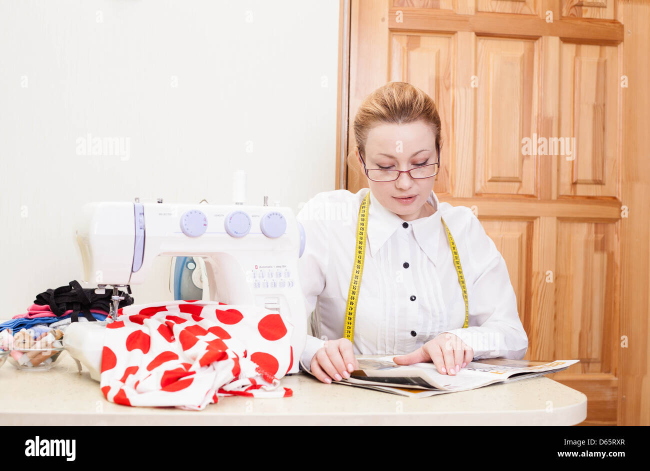 Dressmaker model hi-res stock photography and images - Alamy