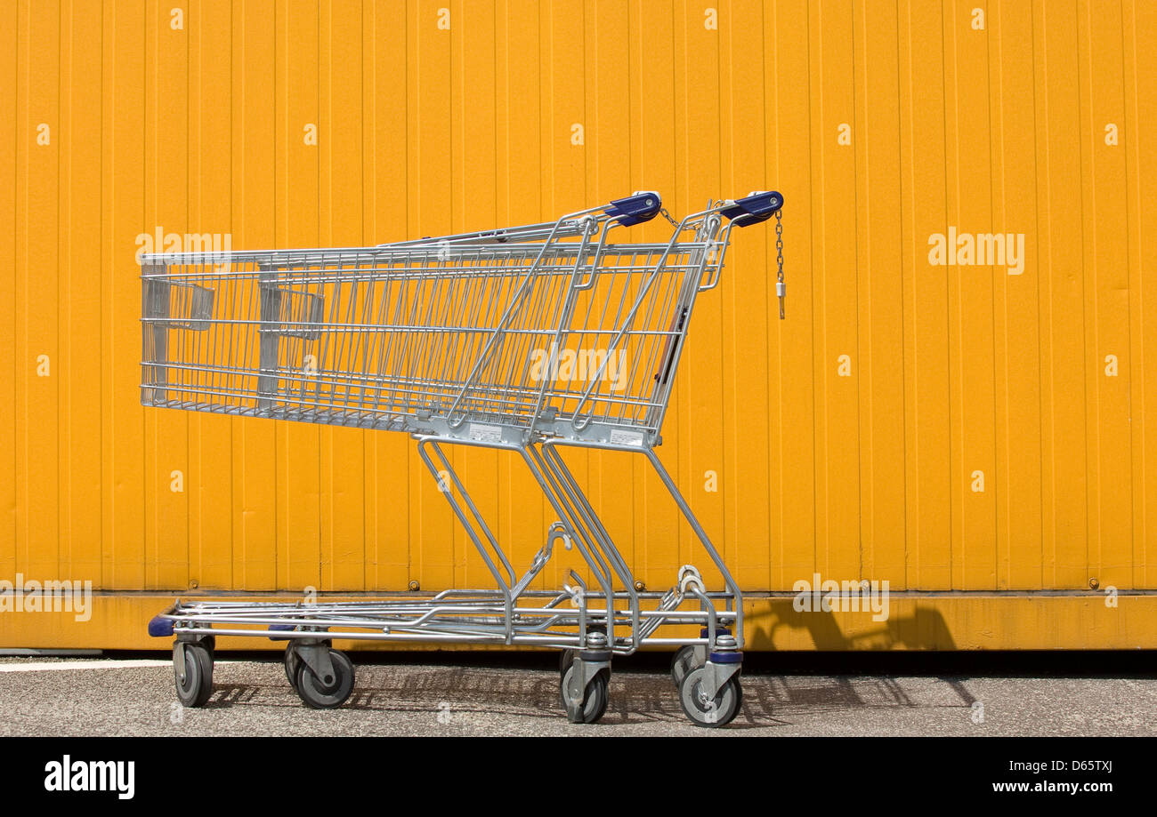 Supermarket cart organization hi-res stock photography and images - Alamy
