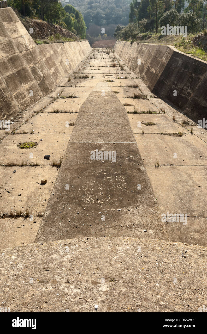 Overflow spillway hi-res stock photography and images - Alamy