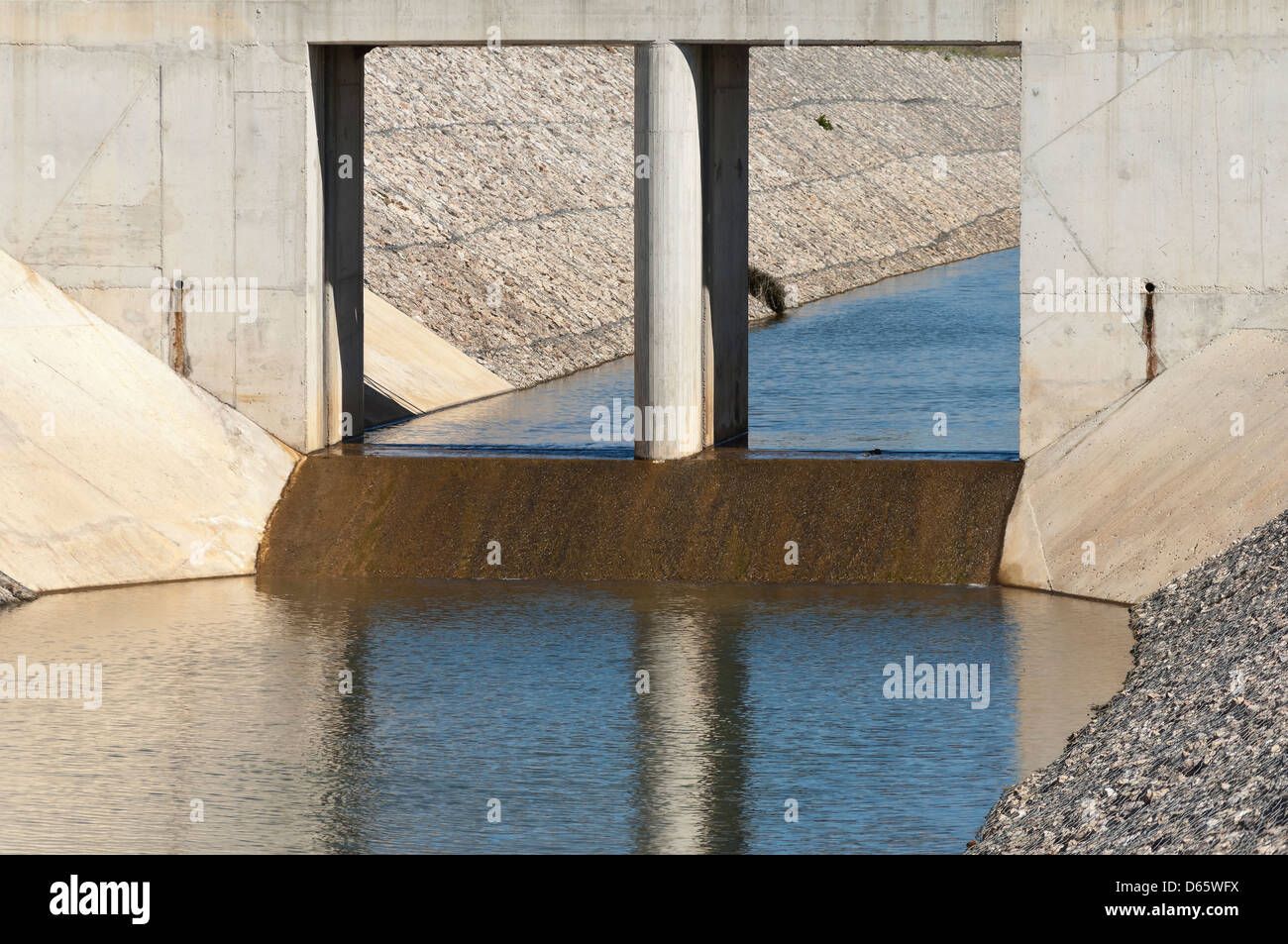 Canal sluice gate hi-res stock photography and images - Alamy
