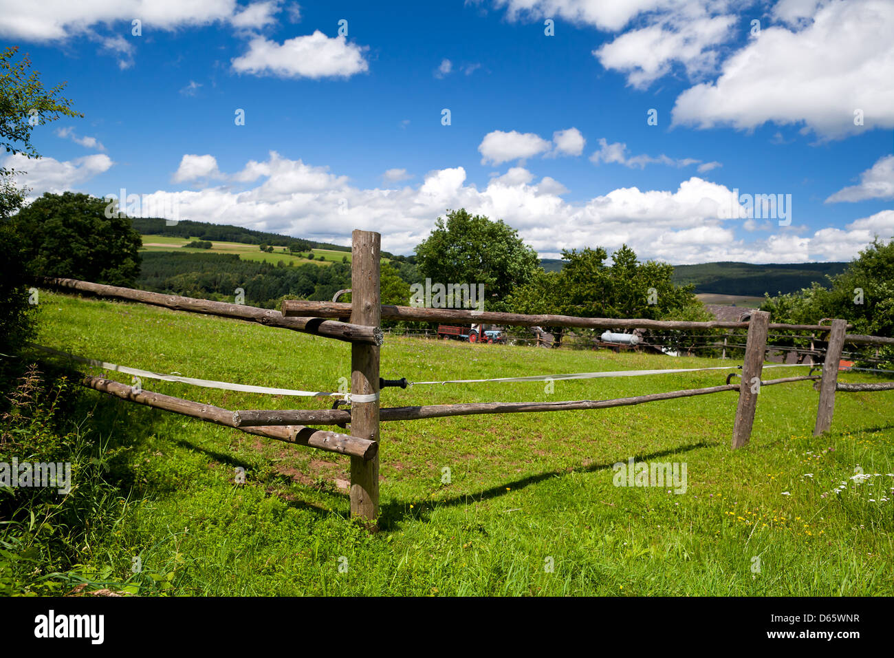 Pasture and wooden fence and sky hi-res stock photography and images ...
