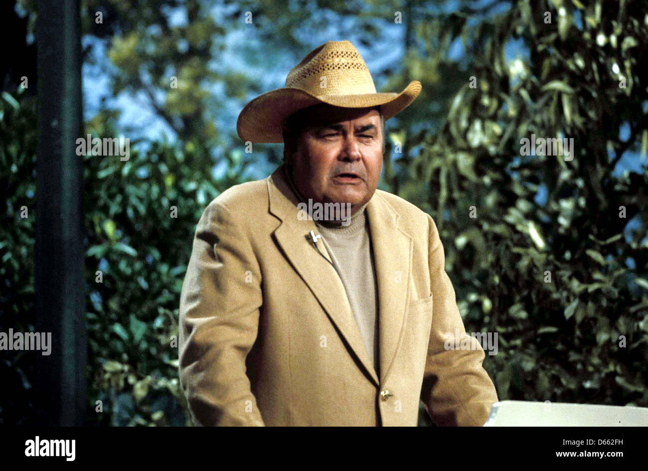 Jonathan winters in character hi-res stock photography and images - Alamy