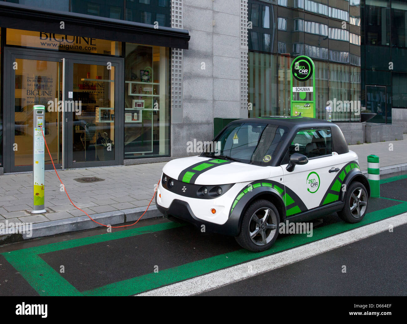 Electric vehicle charging hi-res stock photography and images - Alamy
