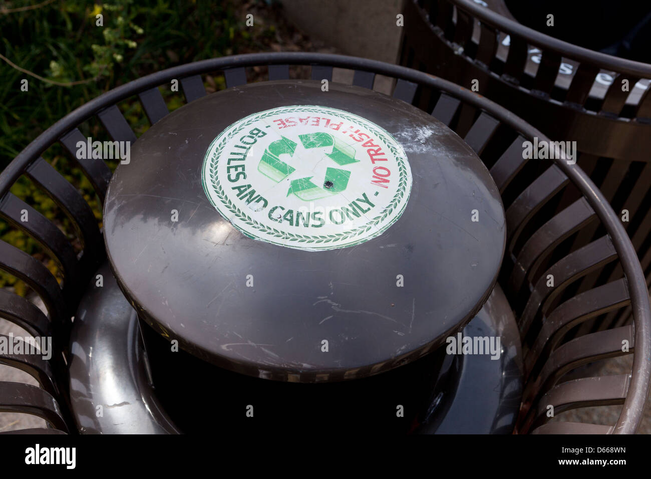 Recycle bin hi-res stock photography and images - Alamy