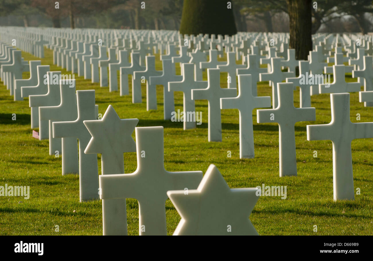 White crosses graves normandy american hi-res stock photography and ...