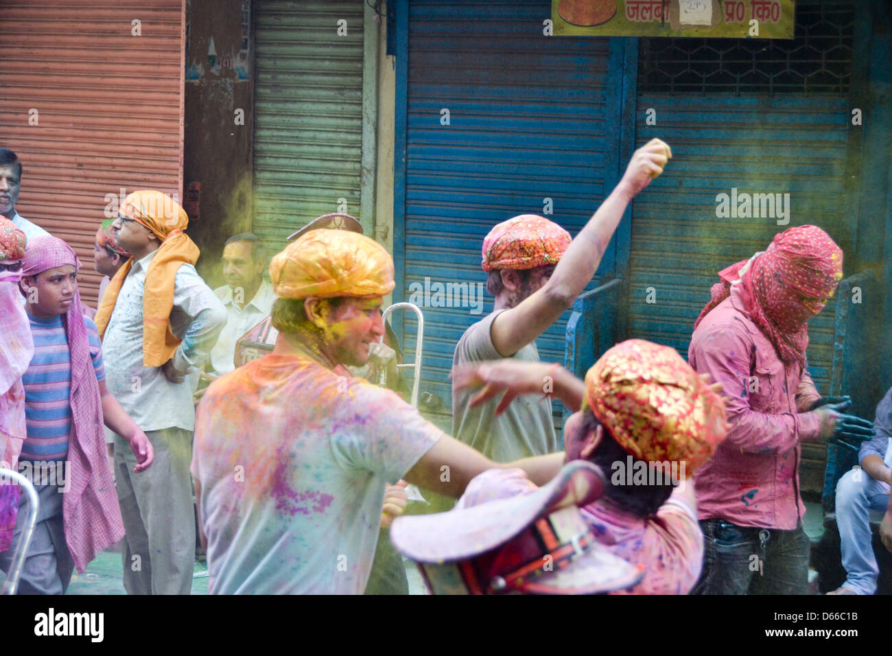 kids playing holi Stock Photo - Alamy
