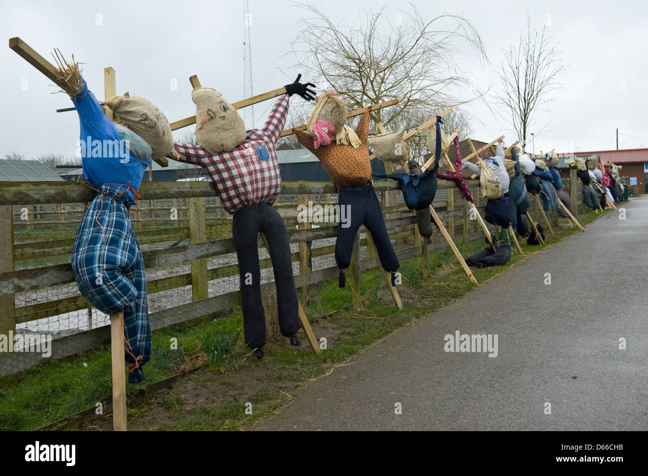 Man leaning against wooden fence hi-res stock photography and images ...