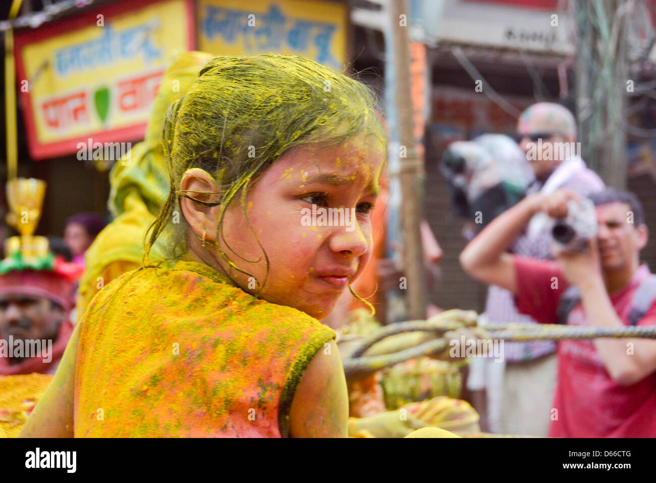 Little girl playing holi Stock Photo - Alamy