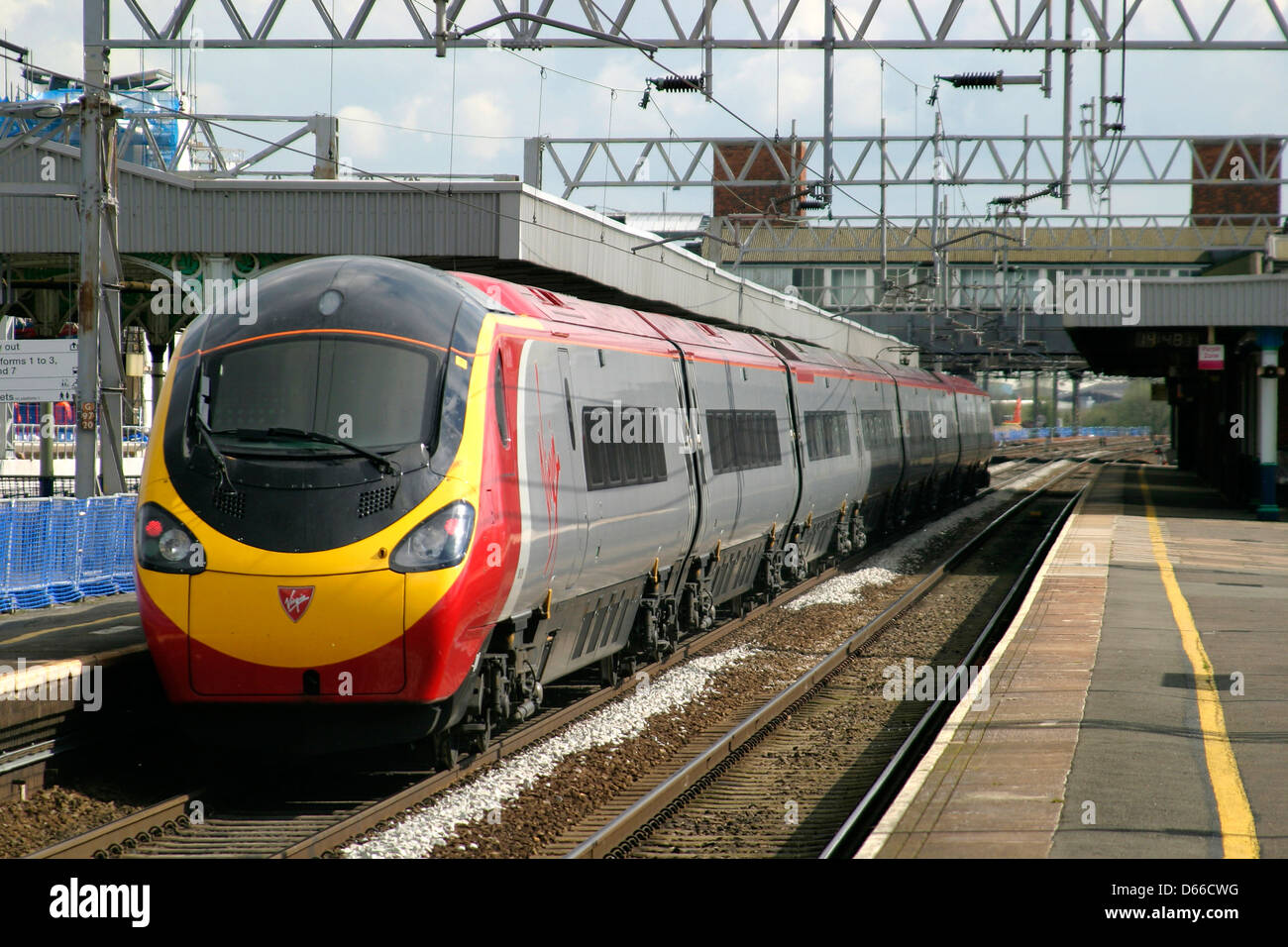 Nuneaton train station hi-res stock photography and images - Alamy