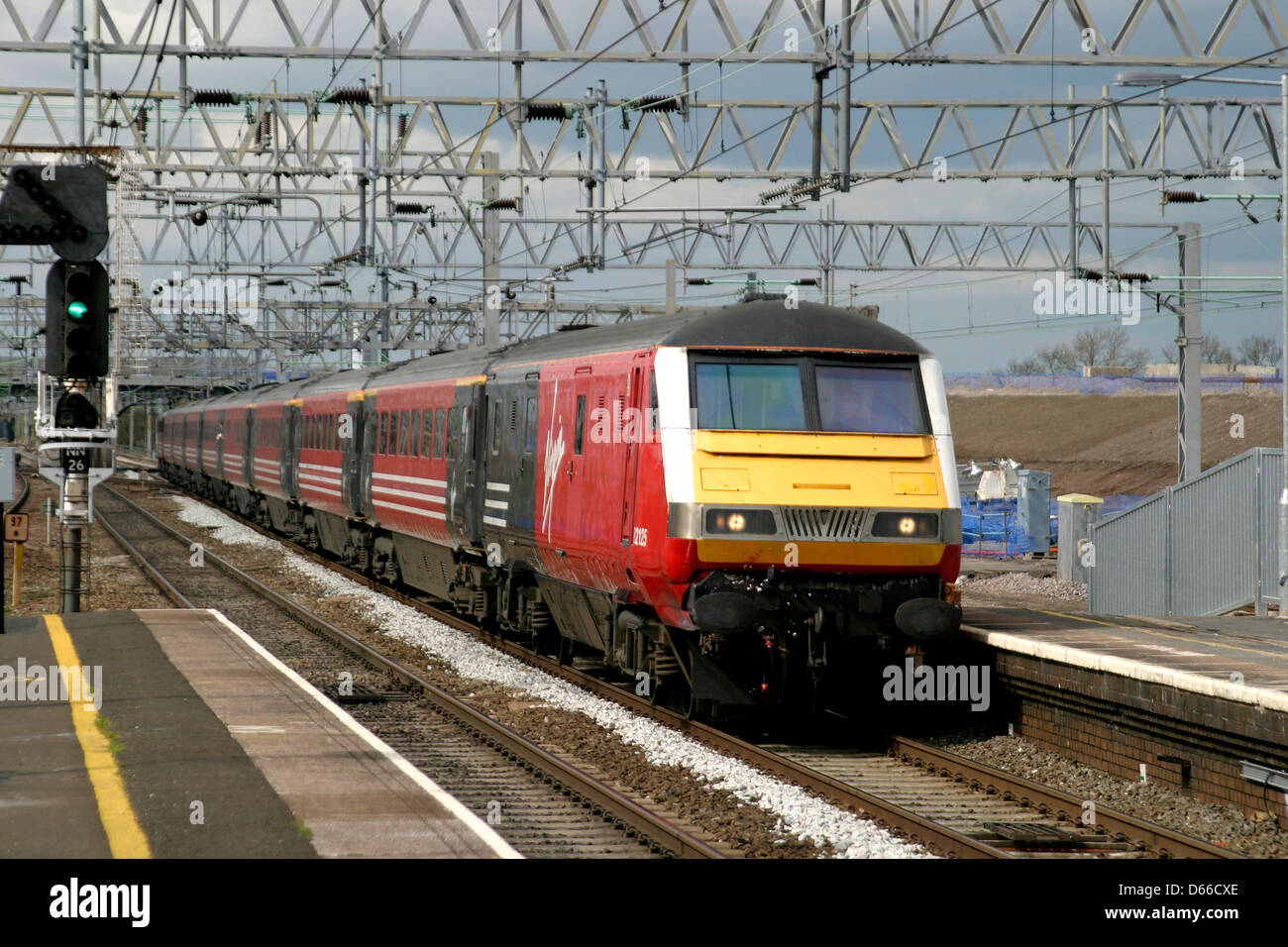 Virgin Trains class 82 passes through Nuneaton Station, Warwickshire ...