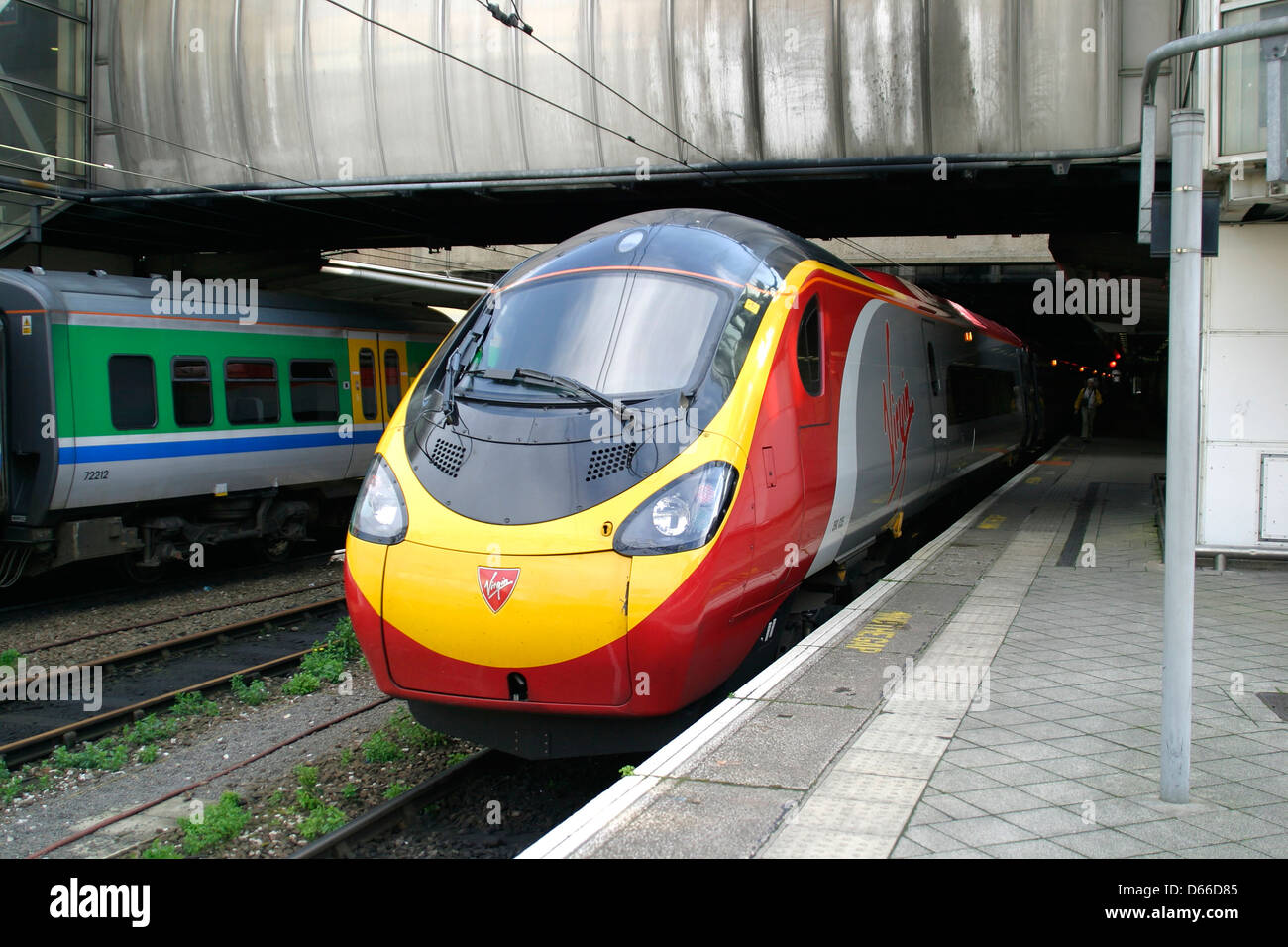 Virgin trains Pendalino electric train, Birmingham New Street station ...