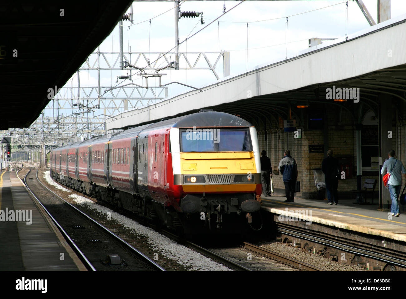 Virgin Trains class 82 passes through Nuneaton Station, Warwickshire ...