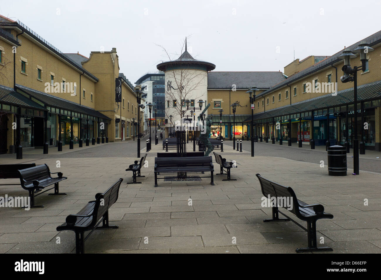 Empty shopping centre hi-res stock photography and images - Alamy