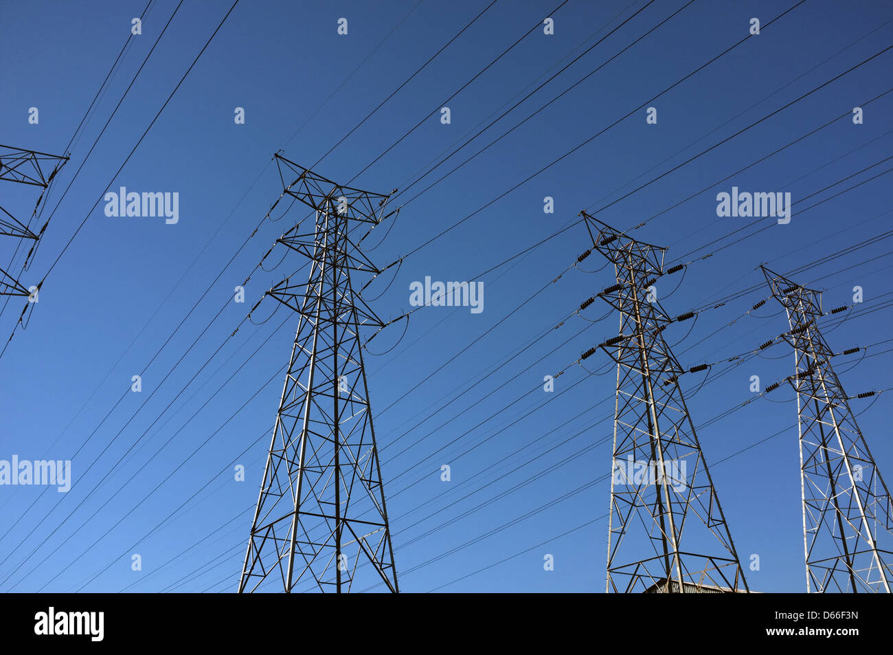 Tall electric pylons hi-res stock photography and images - Alamy